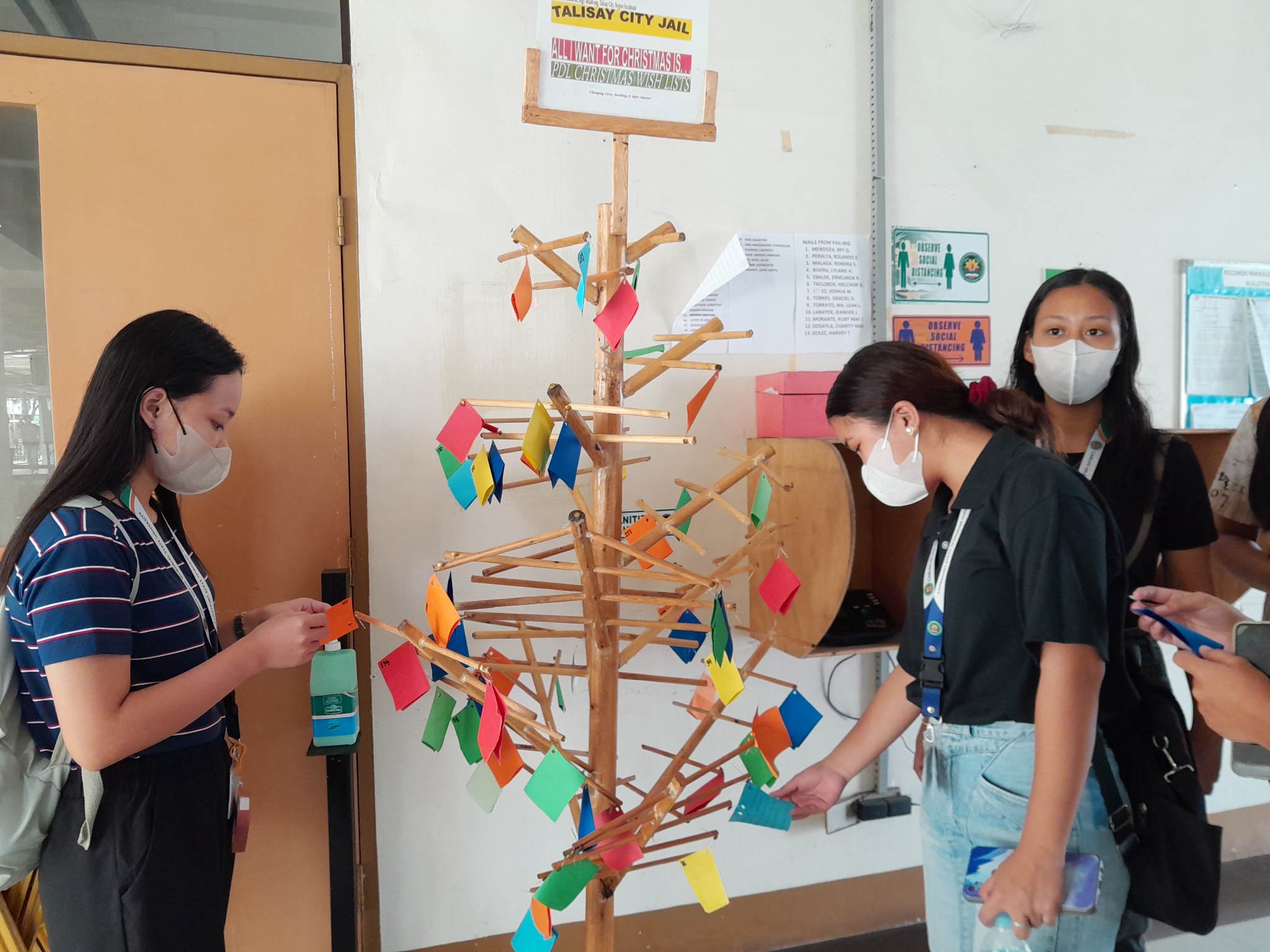 Talisay City Jail installs PDL Christmas wish list tree at Talisay ...