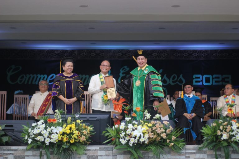 CHMSU Class of 2023 graduates in the rain | Carlos Hilado Memorial ...
